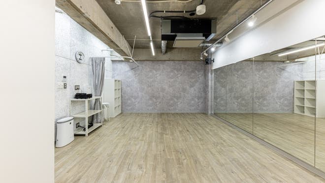 【スタジオ3】府中駅6分/広さ23㎡、鏡幅5.2mの小型レンタルスタジオ/個人練習や少人数でのレッスン等におすすめの写真1