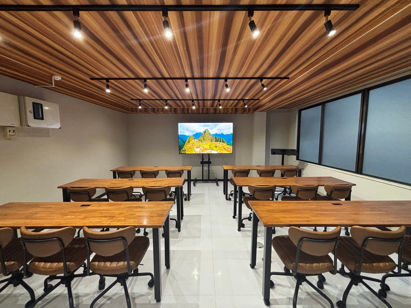 【レビュー割🌸】GOZAR会議室 新宿御苑3F｜新宿御苑前駅2分｜🎤セミナー・会議に最適🎉の写真8