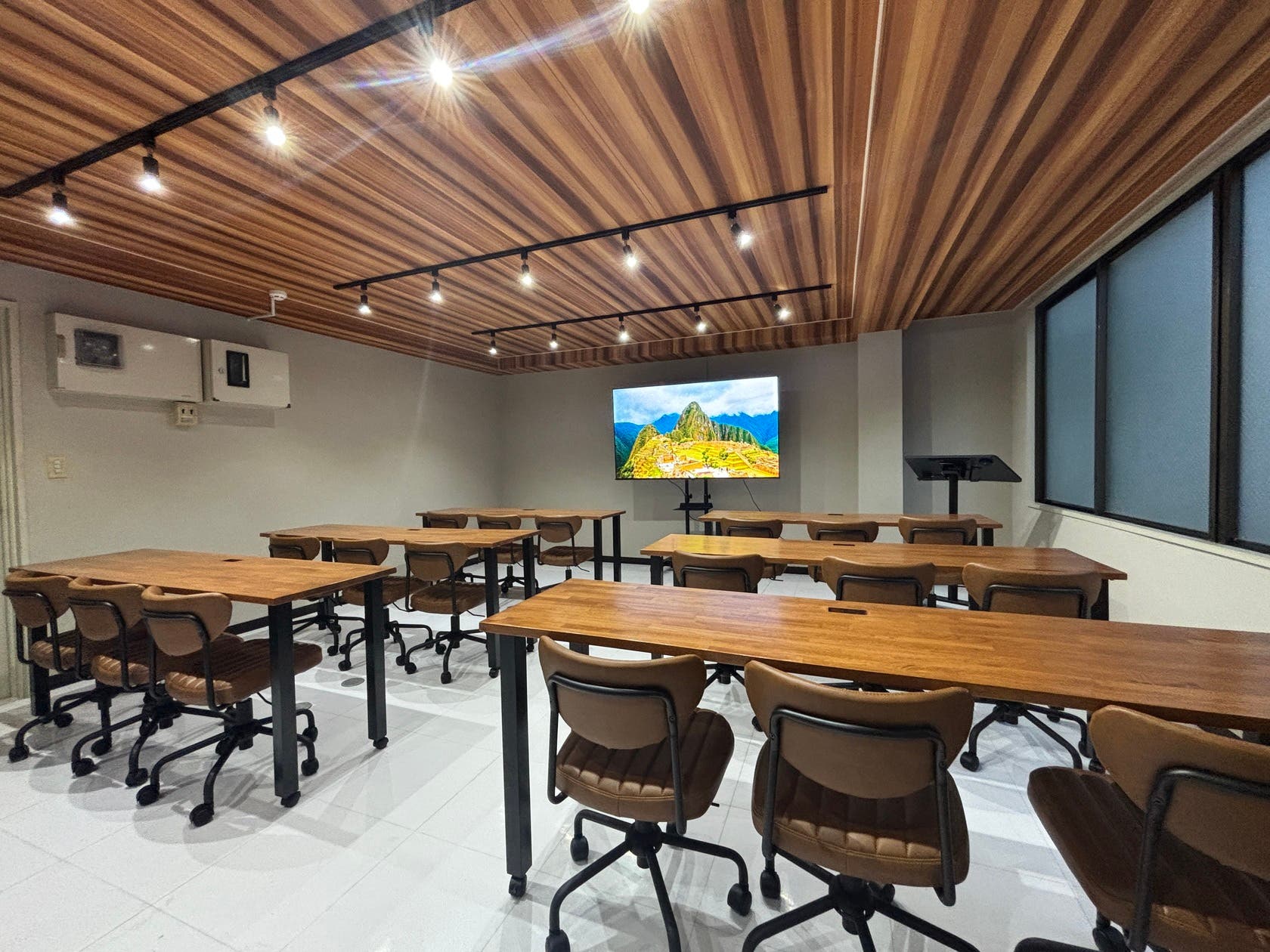 【レビュー割🌸】GOZAR会議室 新宿御苑3F｜新宿御苑前駅2分｜🎤セミナー・会議に最適🎉の写真9