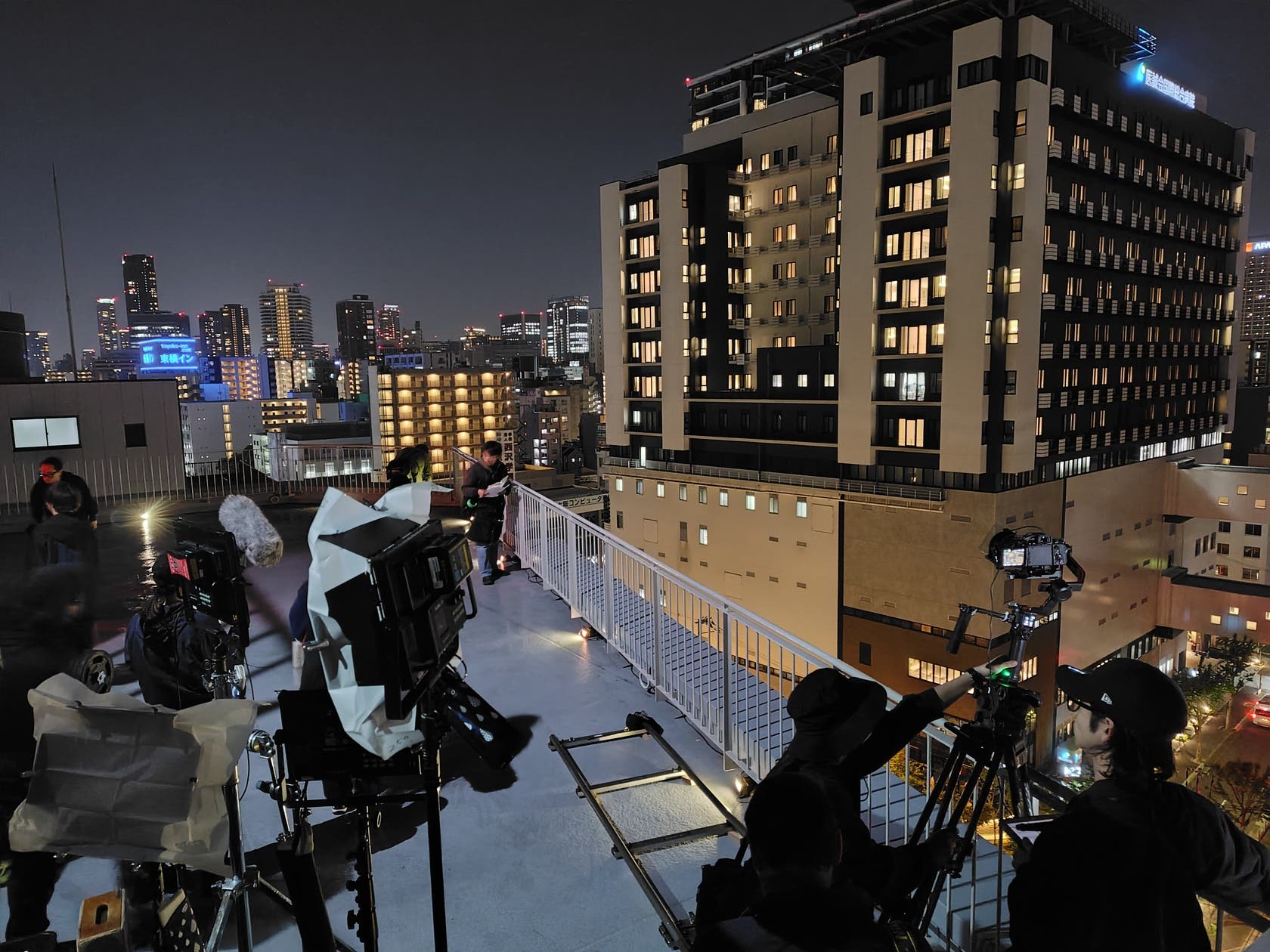 大阪・梅田周辺の高層ビル群をバックにした都会的なシーン撮影に最適なロケーション！の写真30