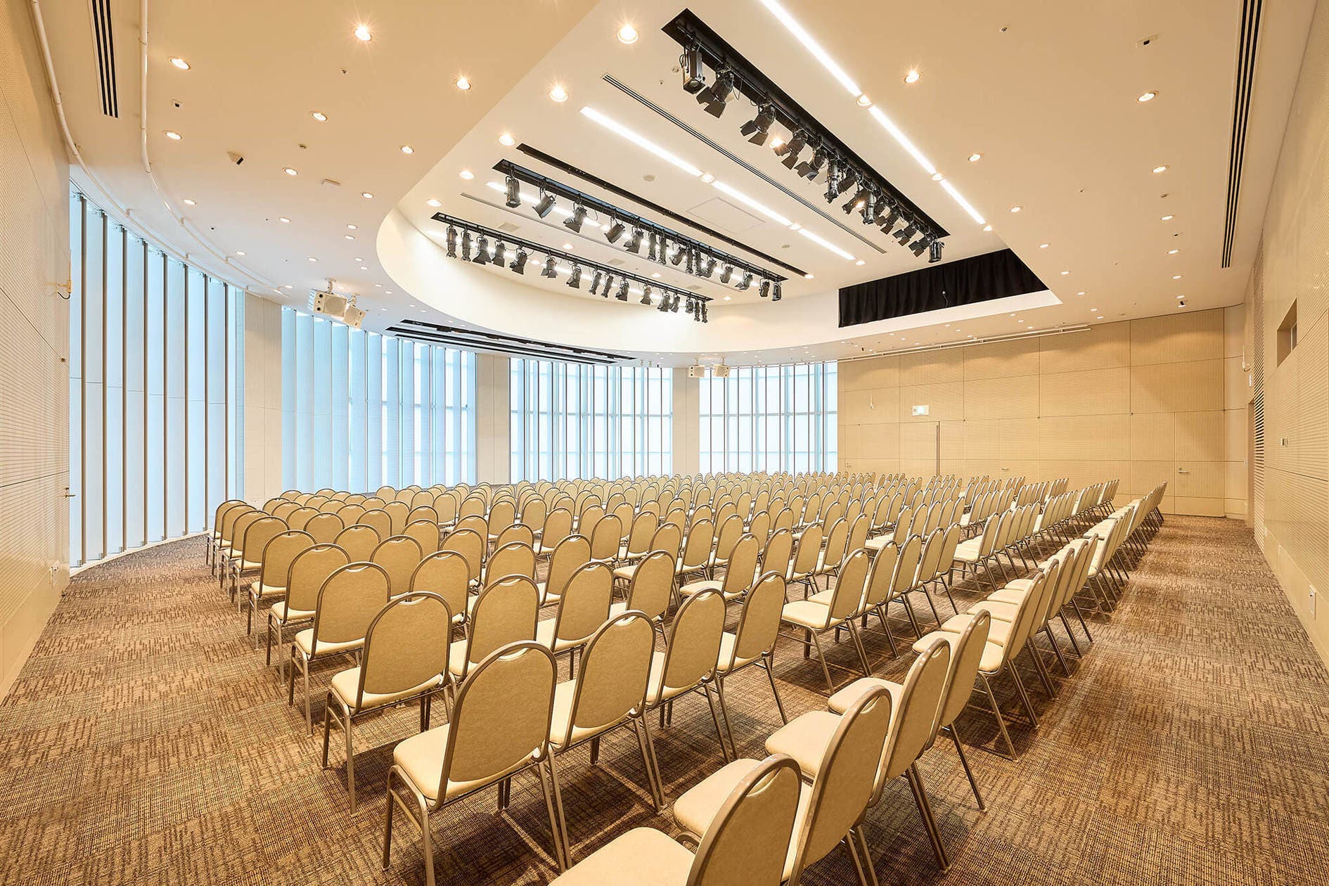 ブリーゼプラザ 小ホール 最大330名収容【JR大阪駅に直結！スタッフ常駐の多目的ホール＆会議室】の写真1