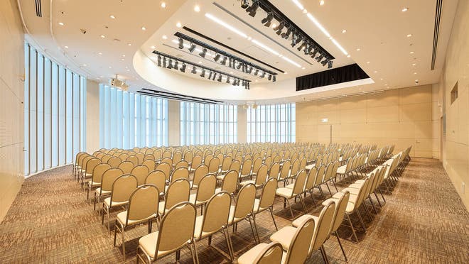 ブリーゼプラザ 小ホール 最大330名収容【JR大阪駅に直結!スタッフ常駐の多目的ホール&会議室】の写真1