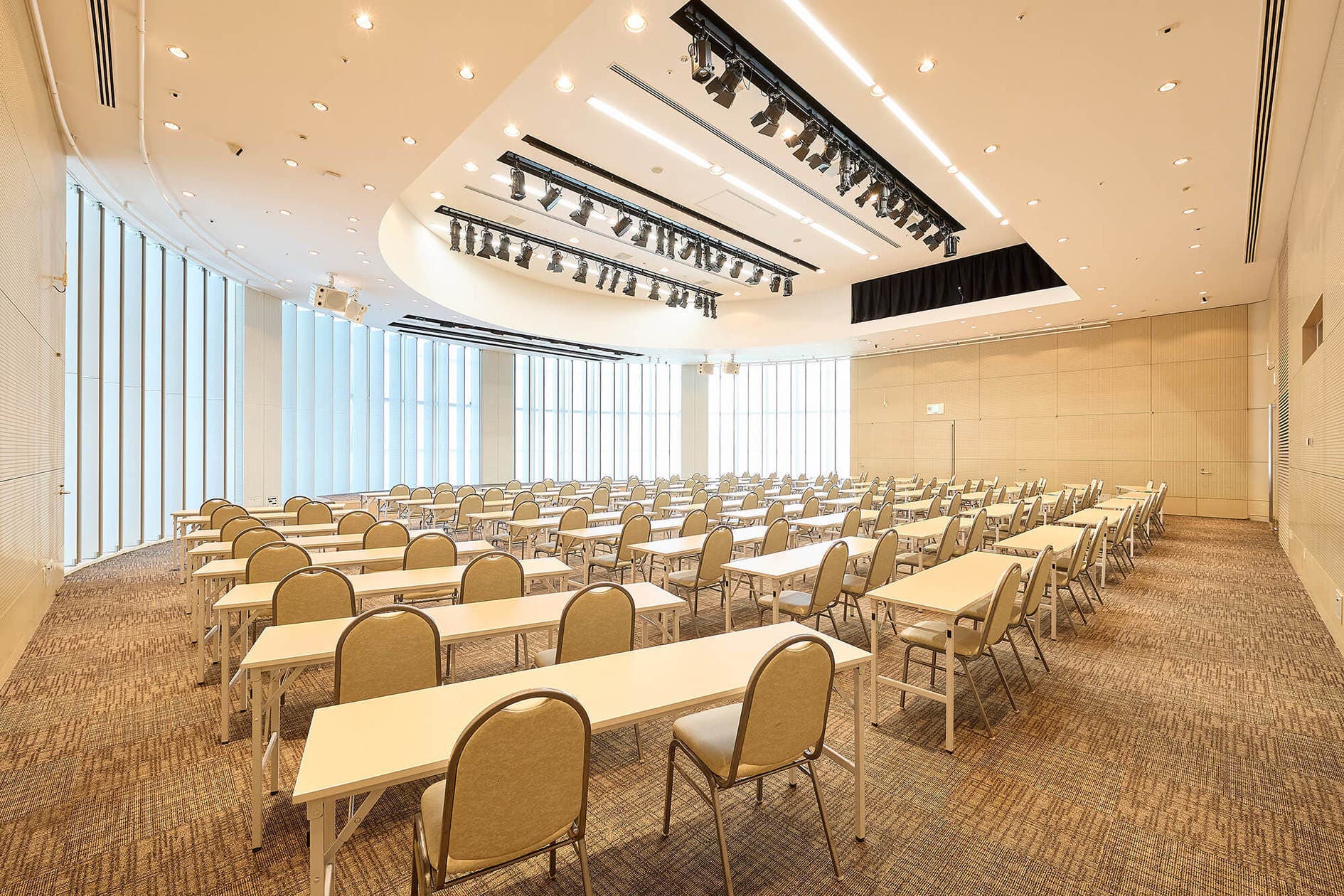 ブリーゼプラザ 小ホール 最大330名収容【JR大阪駅に直結！スタッフ常駐の多目的ホール＆会議室】の写真2