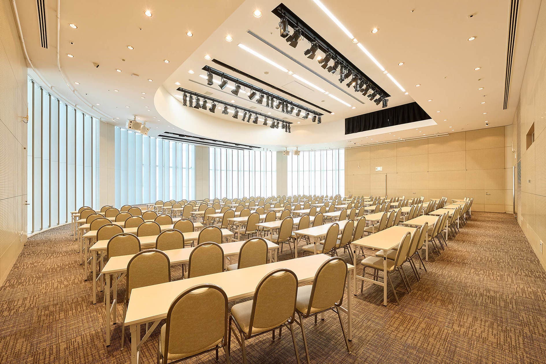 ブリーゼプラザ 小ホール 最大330名収容【JR大阪駅に直結！スタッフ常駐の多目的ホール＆会議室】の写真3