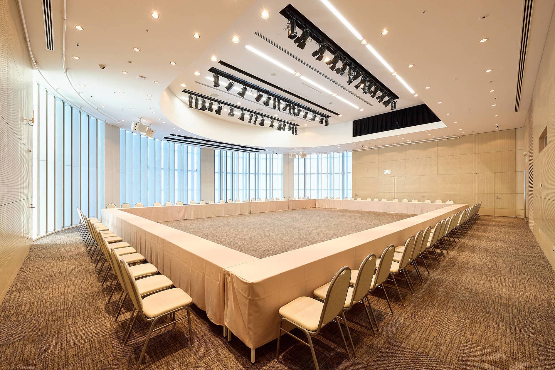 ブリーゼプラザ 小ホール 最大330名収容【JR大阪駅に直結！スタッフ常駐の多目的ホール＆会議室】の写真4