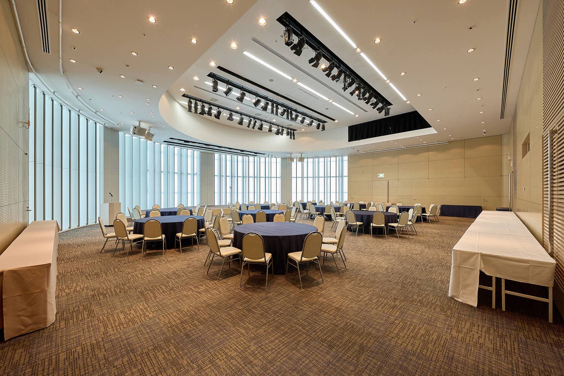 ブリーゼプラザ 小ホール 最大330名収容【JR大阪駅に直結！スタッフ常駐の多目的ホール＆会議室】の写真5