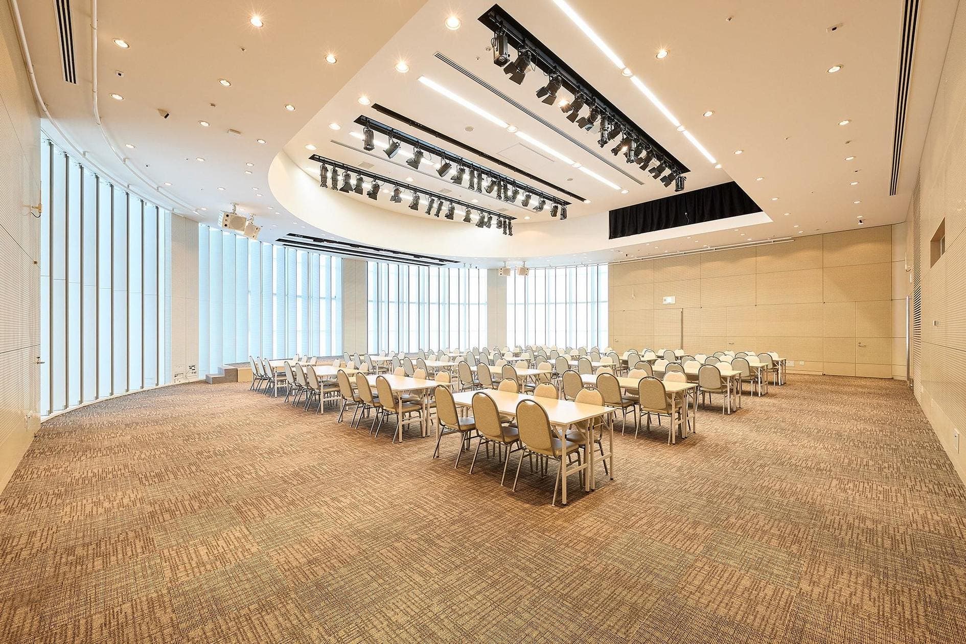 ブリーゼプラザ 小ホール 最大330名収容【JR大阪駅に直結！スタッフ常駐の多目的ホール＆会議室】の写真6