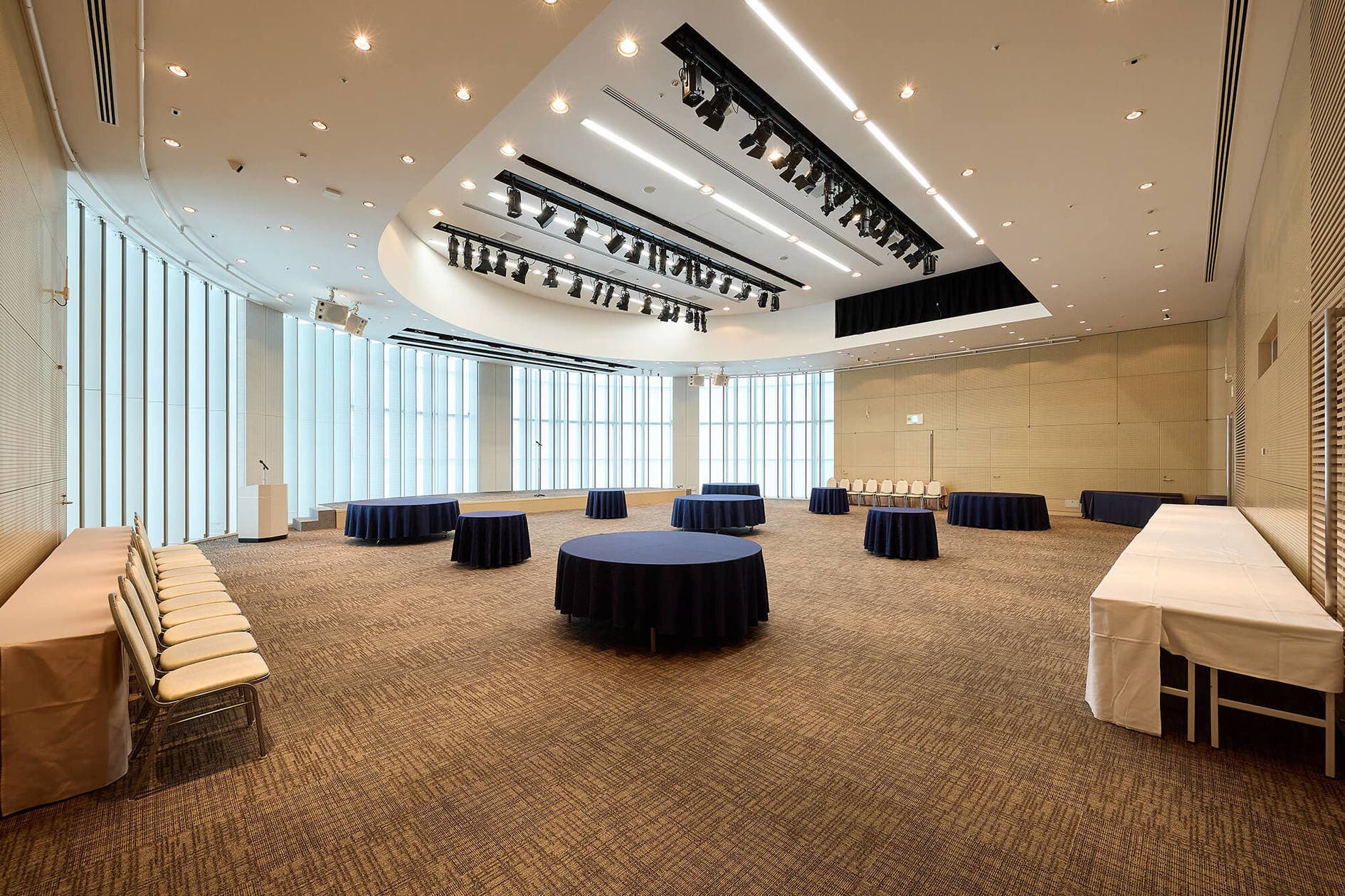 ブリーゼプラザ 小ホール 最大330名収容【JR大阪駅に直結！スタッフ常駐の多目的ホール＆会議室】の写真7