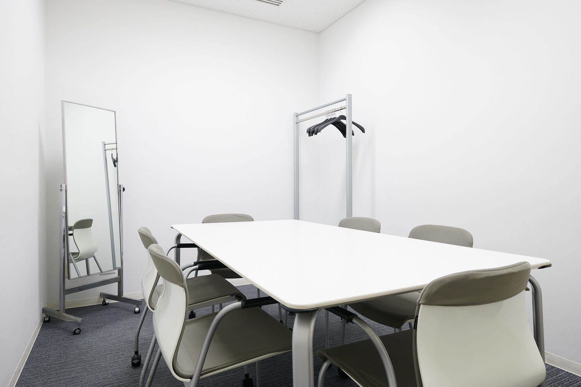 ブリーゼプラザ 701号室 最大6名収容【JR大阪駅に直結！小ホール利用者限定の控室】の写真1