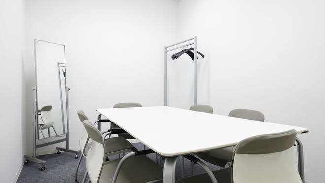 ブリーゼプラザ 701号室 最大6名収容【JR大阪駅に直結!小ホール利用者限定の控室】の写真1