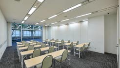ブリーゼプラザ 801号室 最大48名収容【JR大阪駅に直結!ウインドー越しに屋上庭園や空が見える明るく開放的な会議室】の写真2