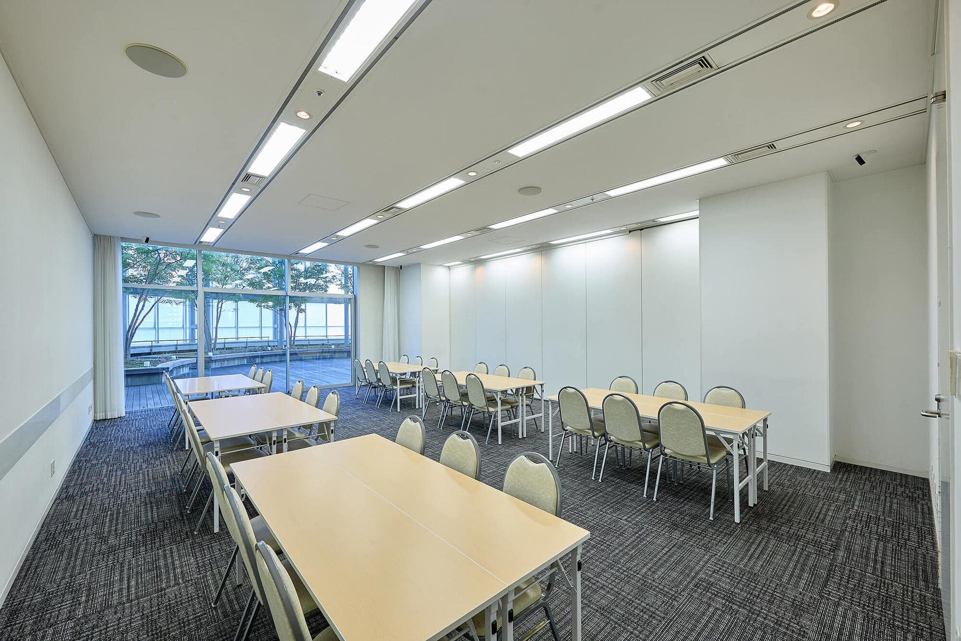 ブリーゼプラザ 801号室 最大48名収容【JR大阪駅に直結！ウインドー越しに屋上庭園や空が見える明るく開放的な会議室】の写真6
