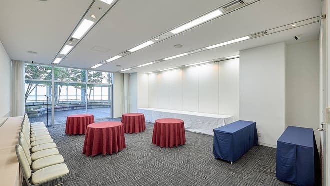 ブリーゼプラザ 801号室 最大48名収容【JR大阪駅に直結!ウインドー越しに屋上庭園や空が見える明るく開放的な会議室】の写真7