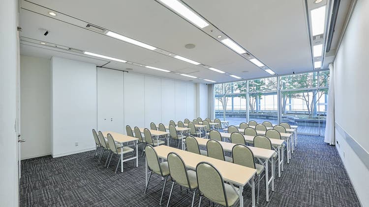 ブリーゼプラザ 802号室 最大48名収容【JR大阪駅に直結!ウインドー越しに屋上庭園や空が見える明るく開放的な会議室】の写真1