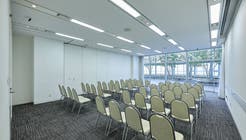 ブリーゼプラザ 802号室 最大48名収容【JR大阪駅に直結!ウインドー越しに屋上庭園や空が見える明るく開放的な会議室】の写真3