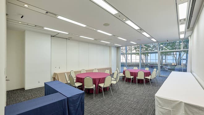 ブリーゼプラザ 802号室 最大48名収容【JR大阪駅に直結!ウインドー越しに屋上庭園や空が見える明るく開放的な会議室】の写真5