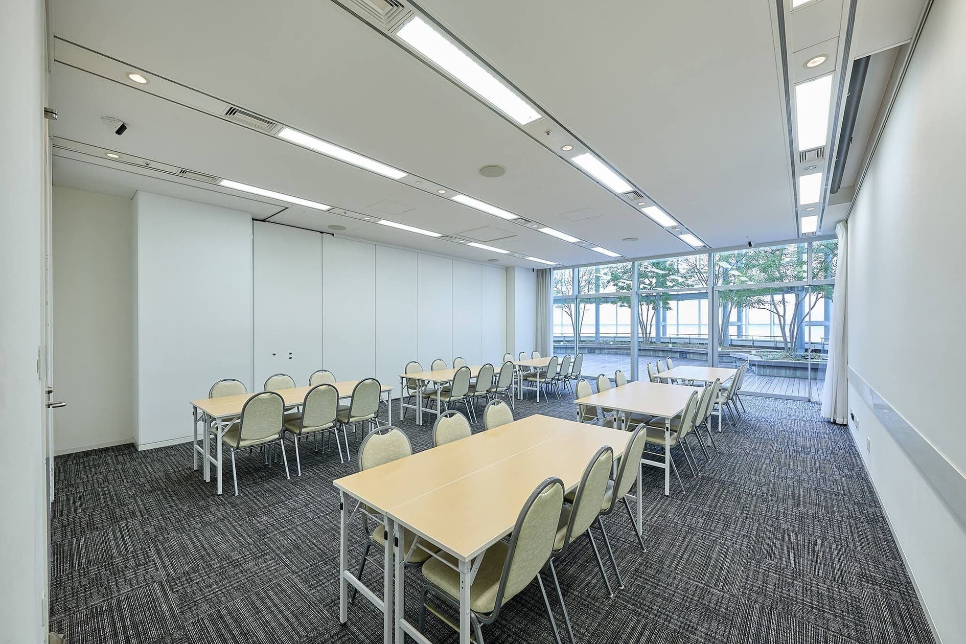 ブリーゼプラザ 802号室 最大48名収容【JR大阪駅に直結！ウインドー越しに屋上庭園や空が見える明るく開放的な会議室】の写真6