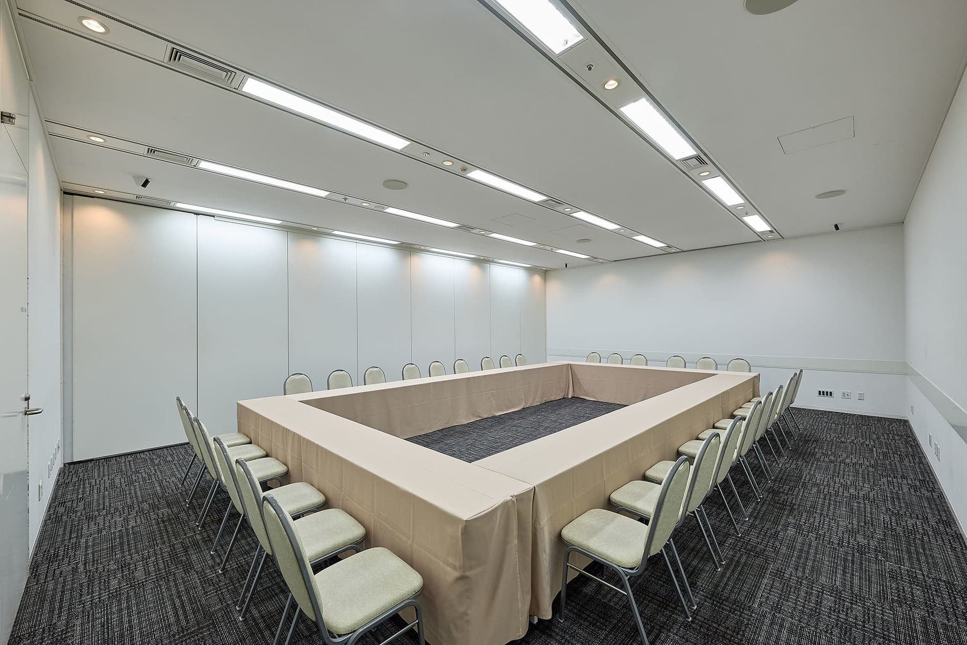 ブリーゼプラザ 803号室 最大60名収容【JR大阪駅に直結！窓がなく落ち着いた雰囲気で集中ができる会議室】の写真1