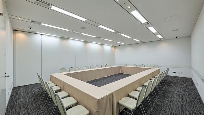 ブリーゼプラザ 803号室 最大60名収容【JR大阪駅に直結!窓がなく落ち着いた雰囲気で集中ができる会議室】の写真1