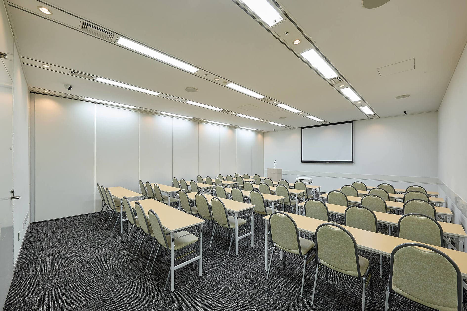 ブリーゼプラザ 803号室 最大60名収容【JR大阪駅に直結！窓がなく落ち着いた雰囲気で集中ができる会議室】の写真2