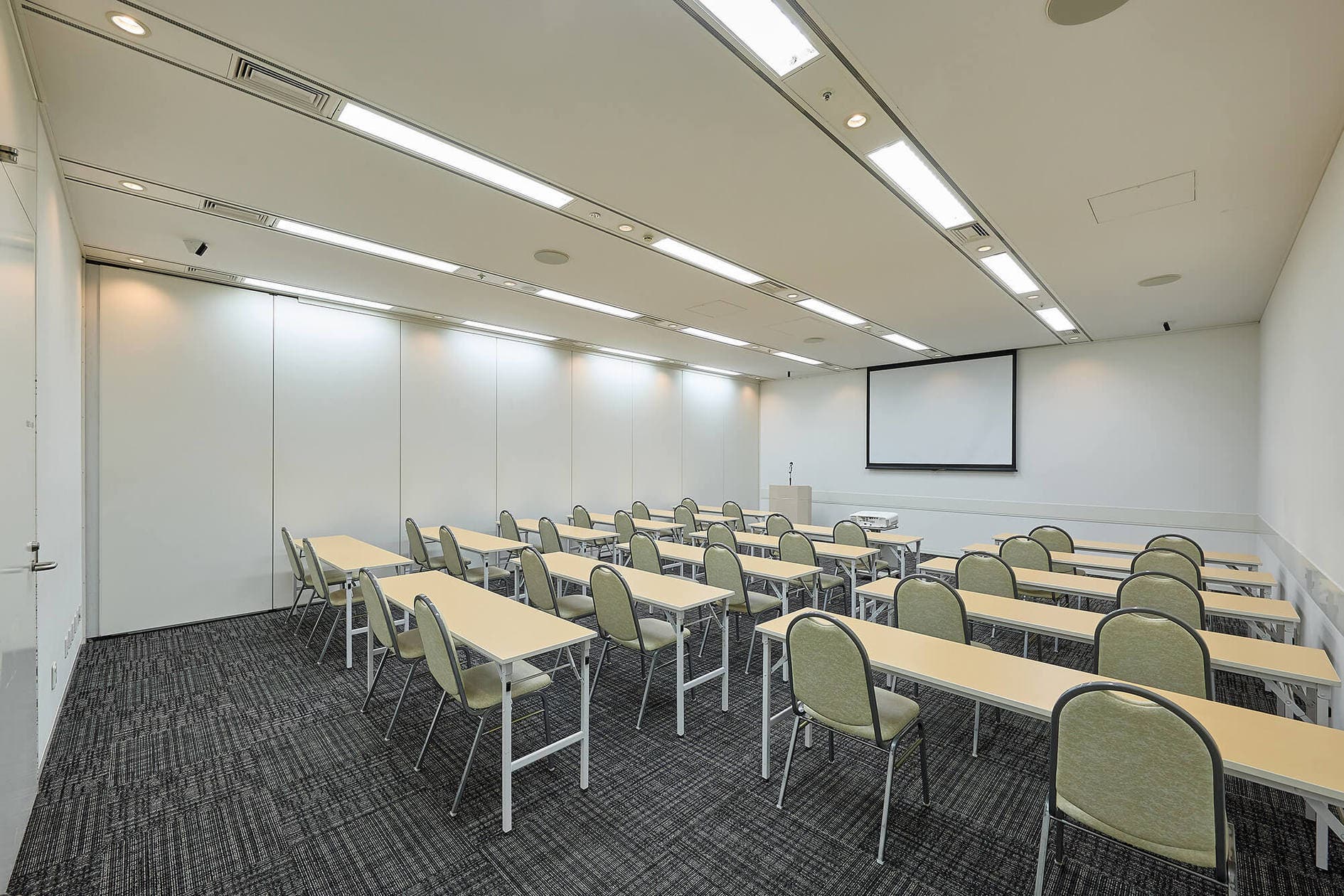 ブリーゼプラザ 803号室 最大60名収容【JR大阪駅に直結！窓がなく落ち着いた雰囲気で集中ができる会議室】の写真3