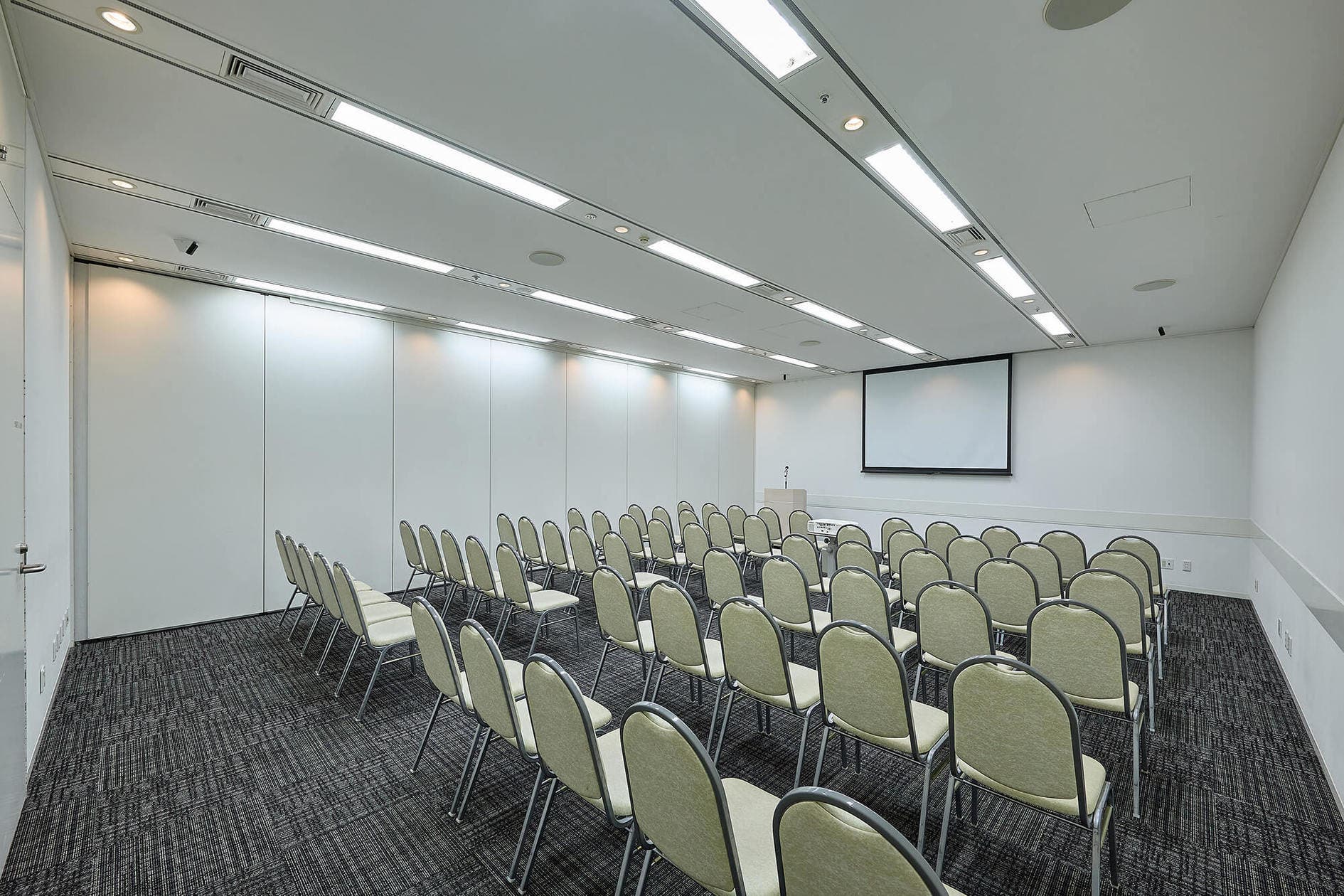 ブリーゼプラザ 803号室 最大60名収容【JR大阪駅に直結！窓がなく落ち着いた雰囲気で集中ができる会議室】の写真4