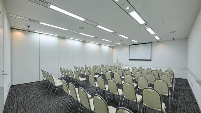 ブリーゼプラザ 803号室 最大60名収容【JR大阪駅に直結!窓がなく落ち着いた雰囲気で集中ができる会議室】の写真4