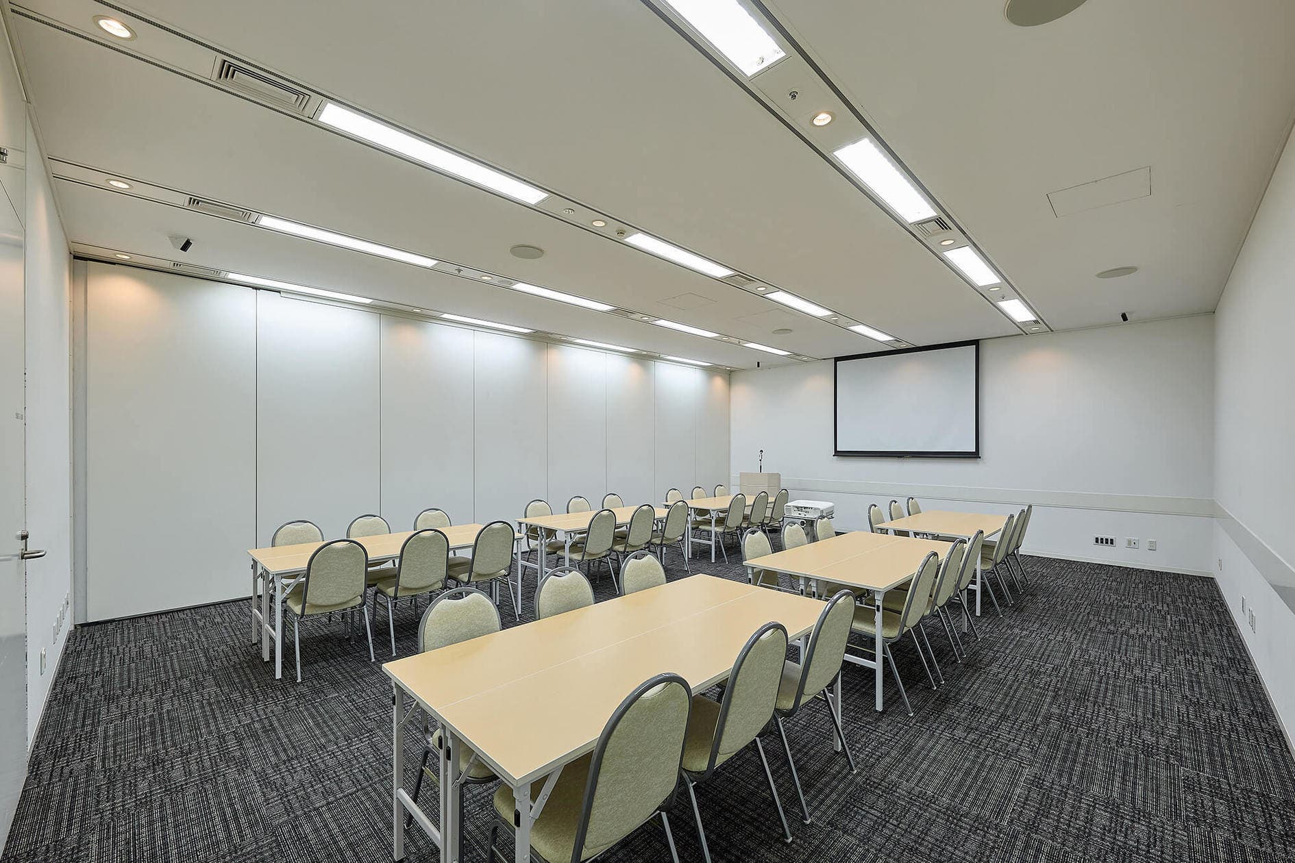 ブリーゼプラザ 803号室 最大60名収容【JR大阪駅に直結！窓がなく落ち着いた雰囲気で集中ができる会議室】の写真6