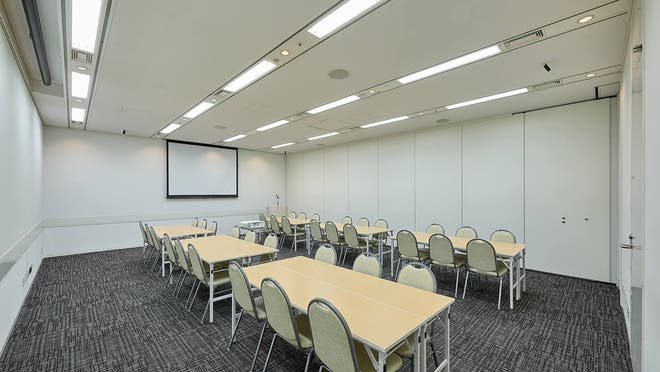 ブリーゼプラザ 804号室 最大60名収容【JR大阪駅に直結!窓がなく落ち着いた雰囲気で集中ができる会議室】の写真2