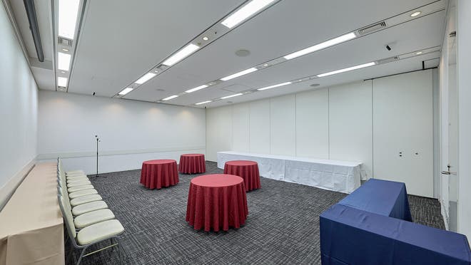 ブリーゼプラザ 804号室 最大60名収容【JR大阪駅に直結!窓がなく落ち着いた雰囲気で集中ができる会議室】の写真3