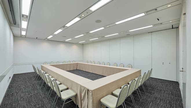 ブリーゼプラザ 804号室 最大60名収容【JR大阪駅に直結!窓がなく落ち着いた雰囲気で集中ができる会議室】の写真4