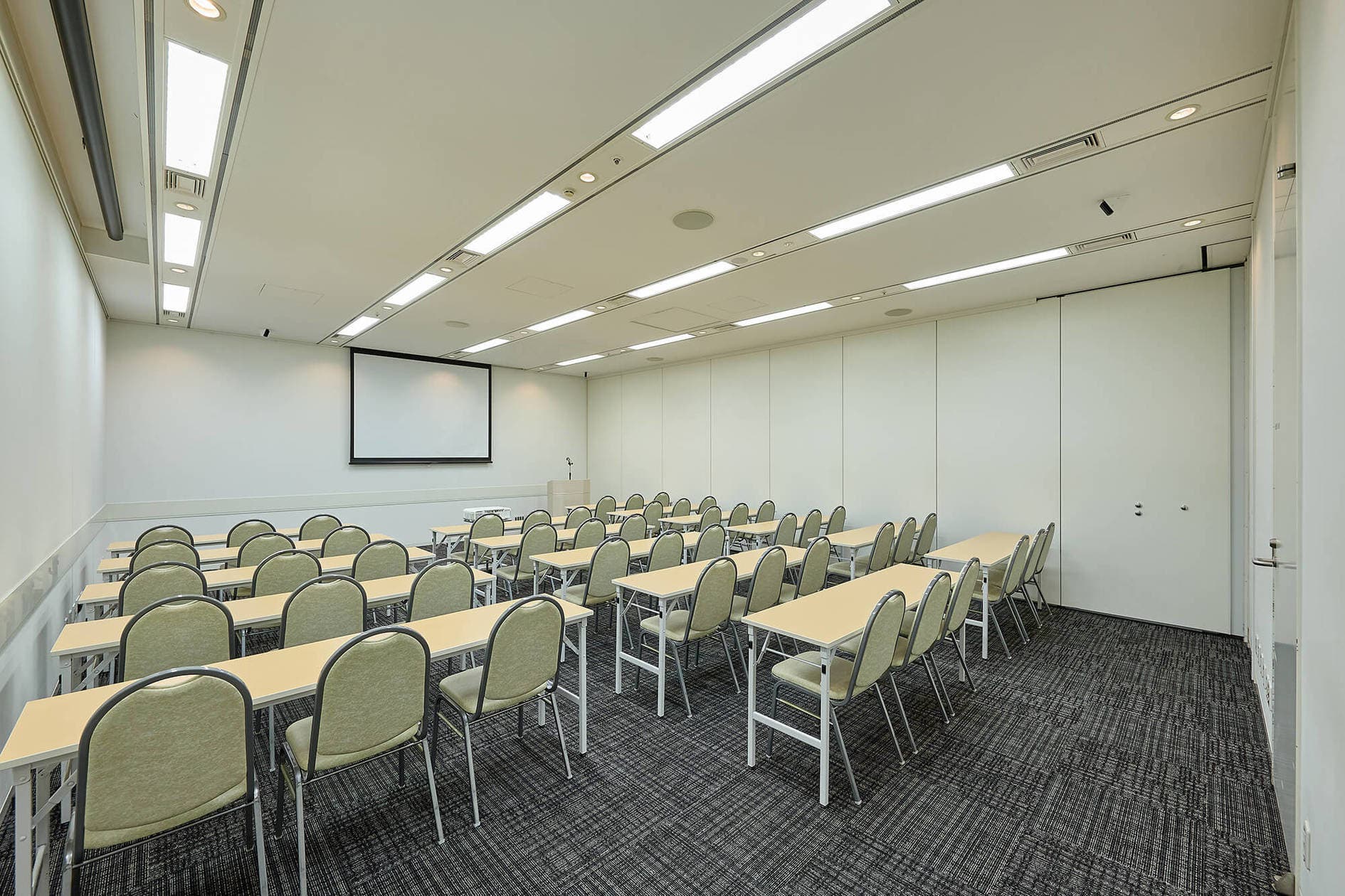 ブリーゼプラザ 804号室 最大60名収容【JR大阪駅に直結！窓がなく落ち着いた雰囲気で集中ができる会議室】の写真5