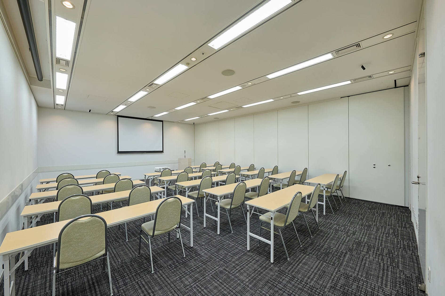 ブリーゼプラザ 804号室 最大60名収容【JR大阪駅に直結！窓がなく落ち着いた雰囲気で集中ができる会議室】の写真6