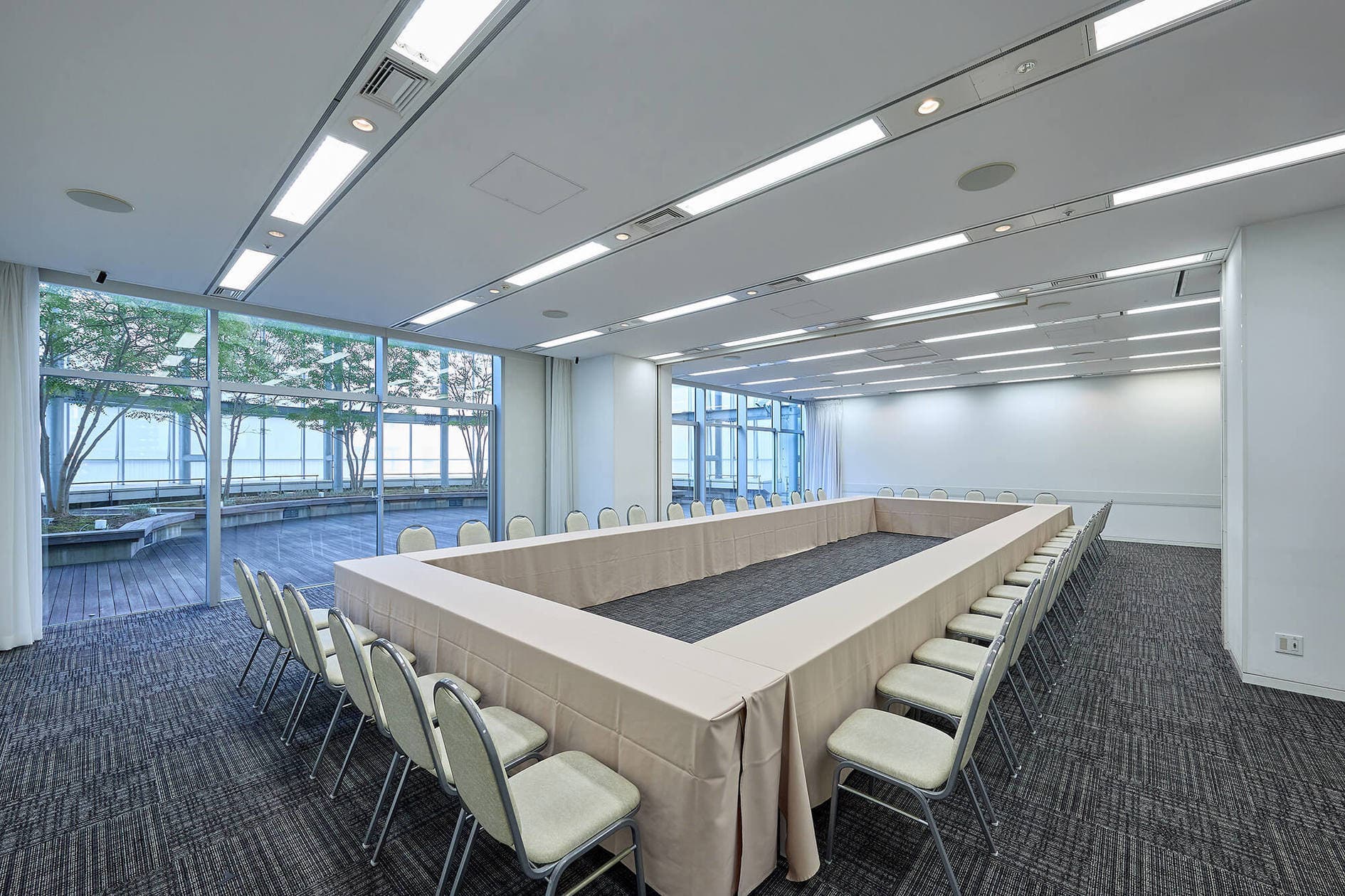 ブリーゼプラザ 801号室＋802号室 最大90名収容【JR大阪駅に直結！屋上庭園や空が見える明るく開放的な空間】の写真5