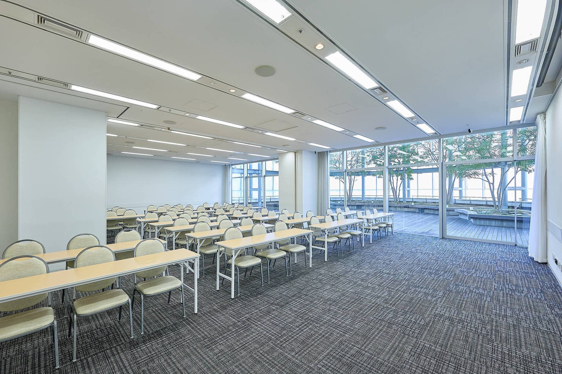 ブリーゼプラザ 801号室＋802号室 最大90名収容【JR大阪駅に直結！屋上庭園や空が見える明るく開放的な空間】の写真6