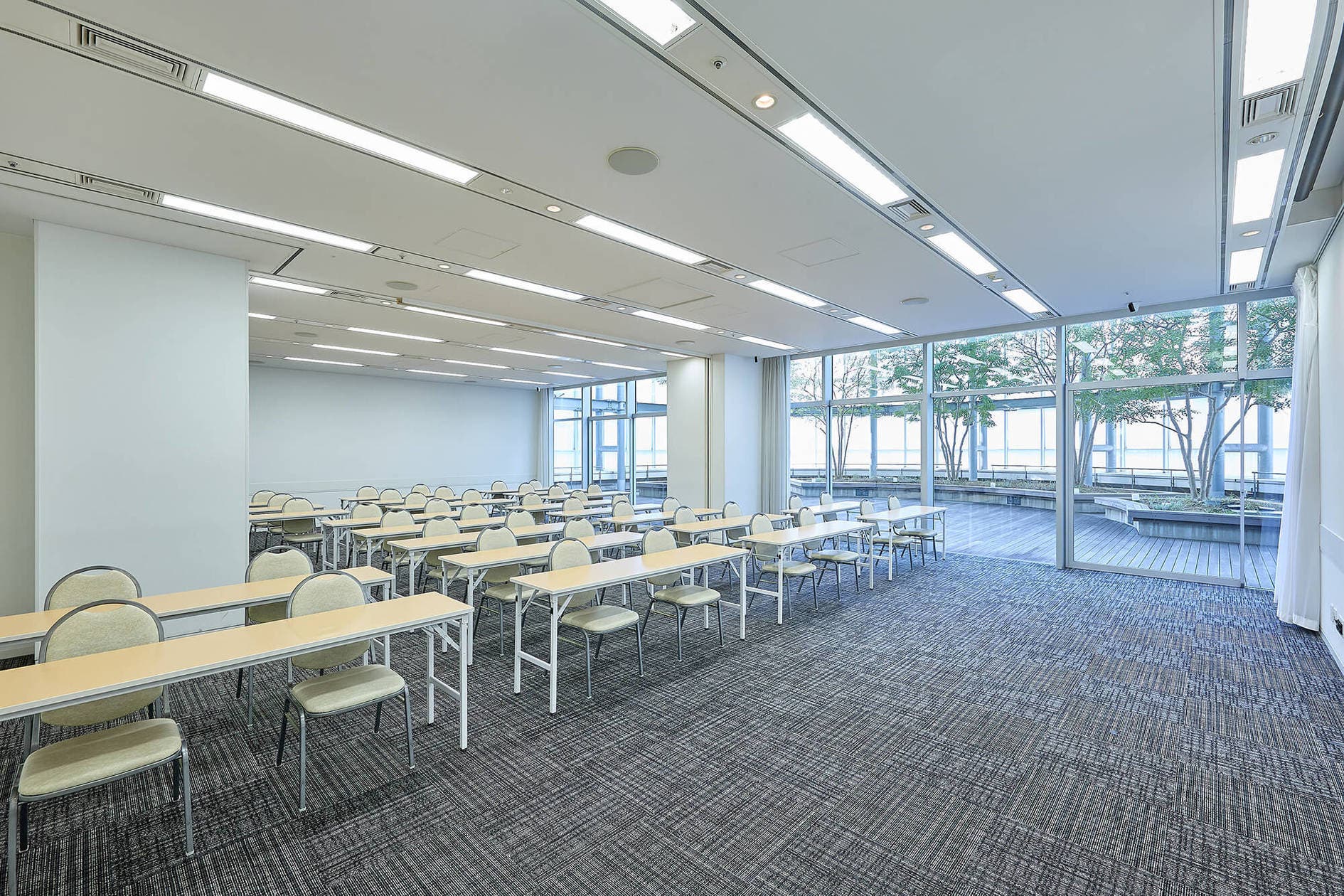 ブリーゼプラザ 801号室＋802号室 最大90名収容【JR大阪駅に直結！屋上庭園や空が見える明るく開放的な空間】の写真7