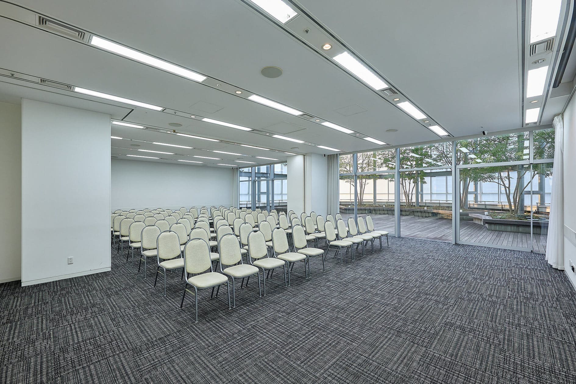 ブリーゼプラザ 801号室＋802号室 最大90名収容【JR大阪駅に直結！屋上庭園や空が見える明るく開放的な空間】の写真8