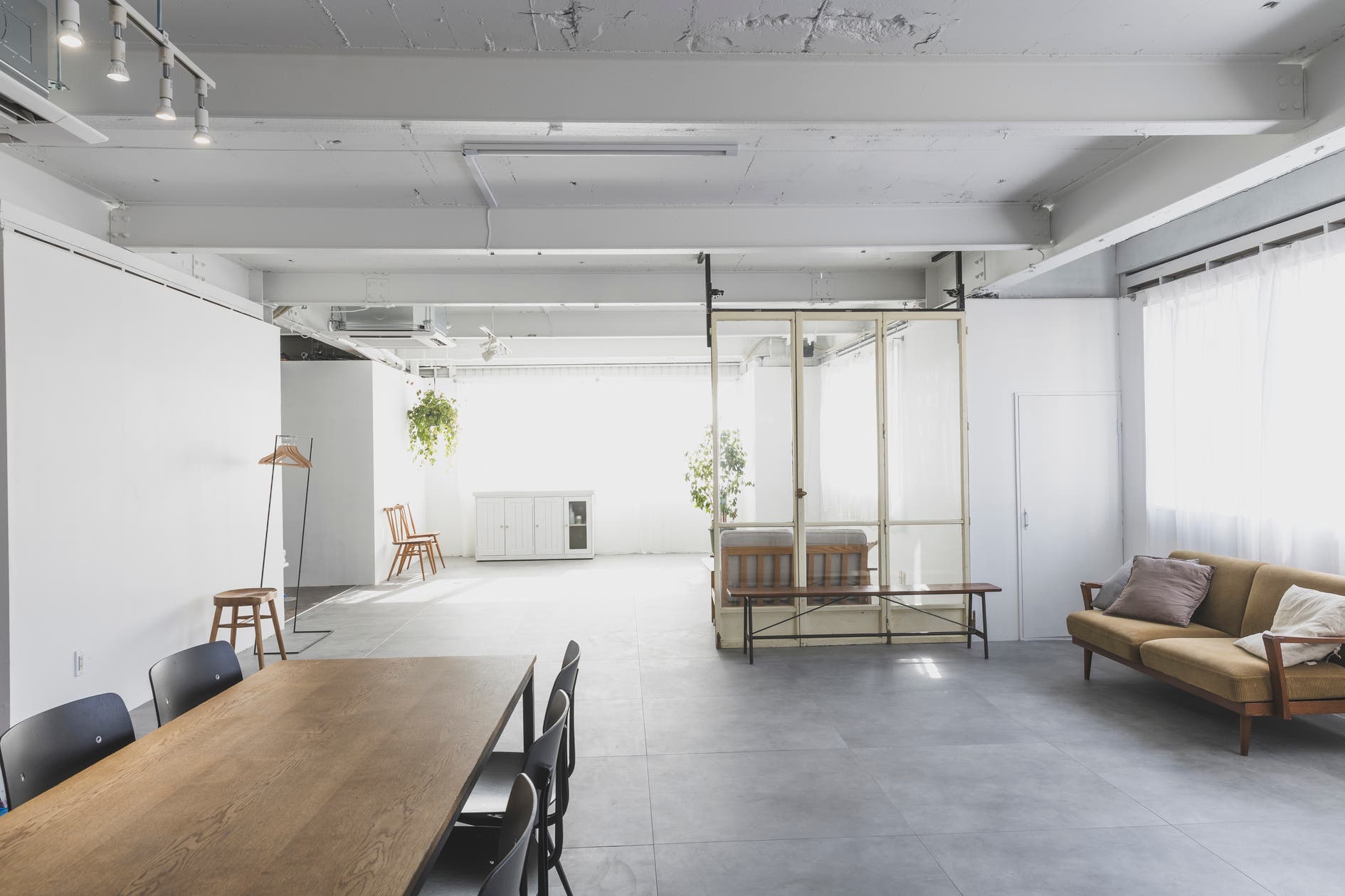 神戸市内／JR舞子駅から徒歩約3分／110㎡の自然光が入る撮影スタジオの写真1