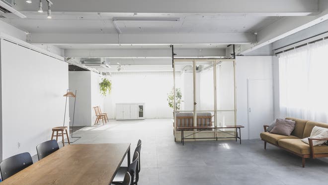 神戸市内/JR舞子駅から徒歩約3分/110㎡の自然光が入る撮影スタジオの写真1