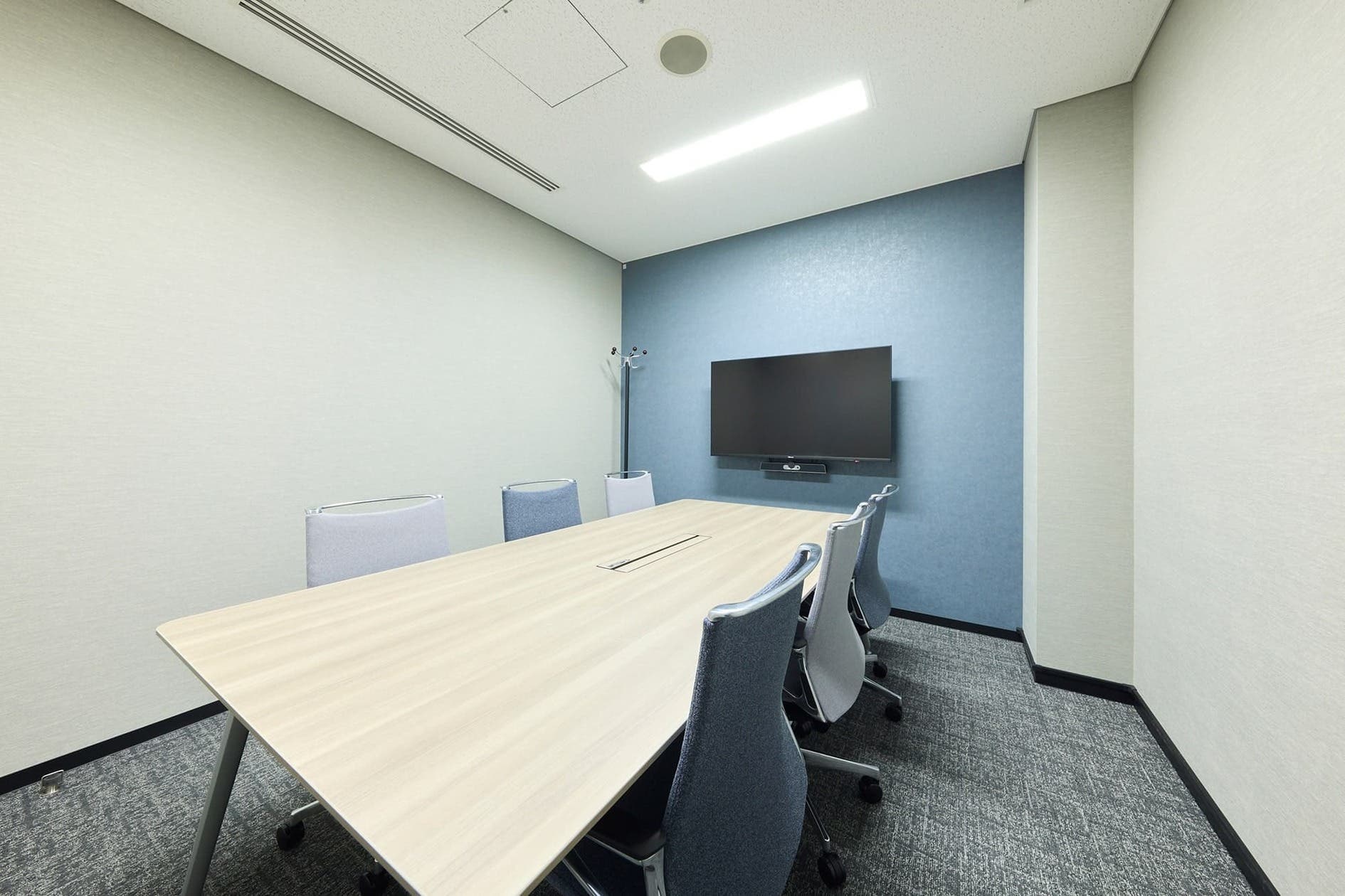 ブリーゼプラザ meeting room A 最大6名収容【JR大阪駅に直結！商談や面談・控室にもおすすめ】の写真1
