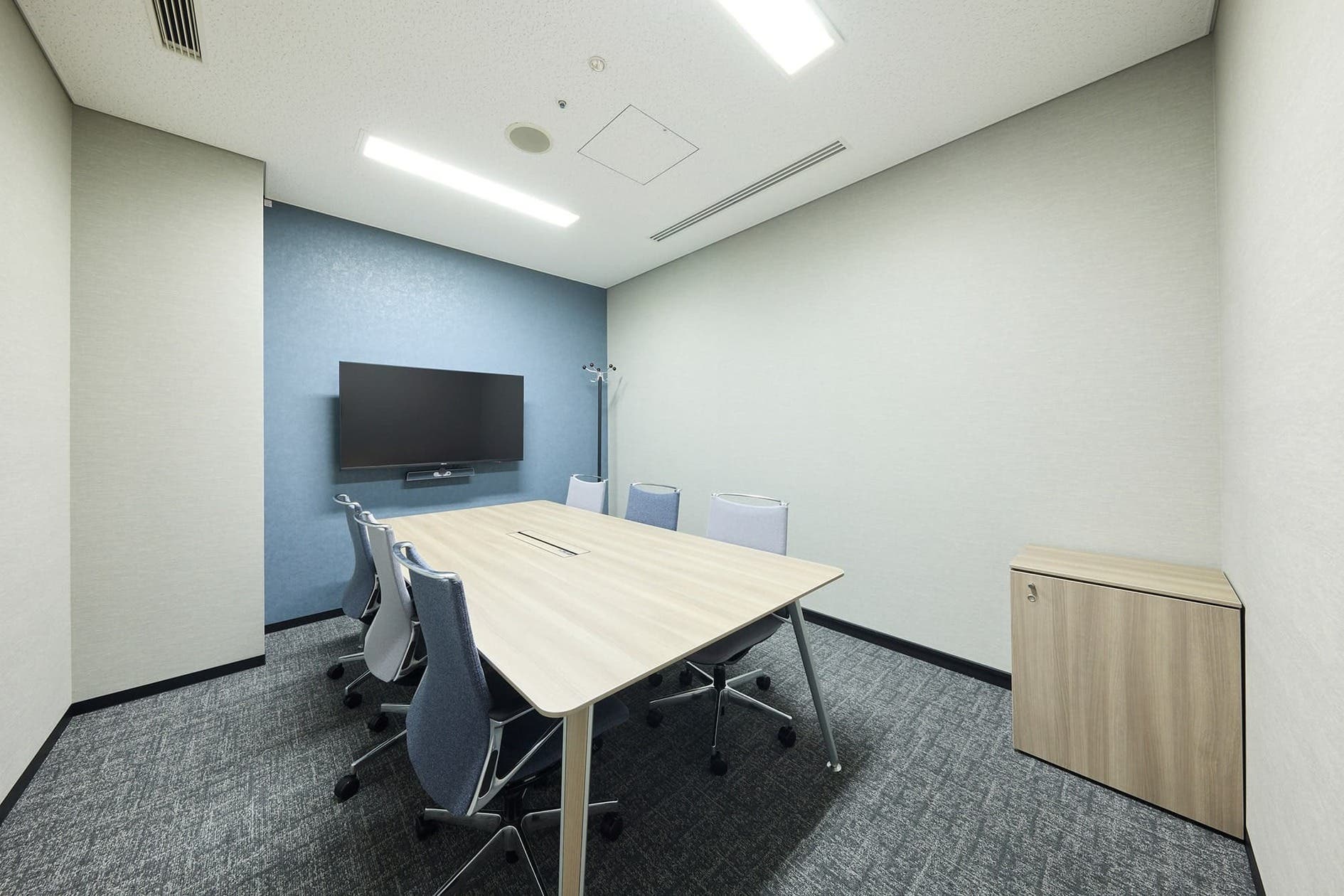 ブリーゼプラザ meeting room B 最大6名収容【JR大阪駅に直結！商談や面談・控室にもおすすめ】の写真1