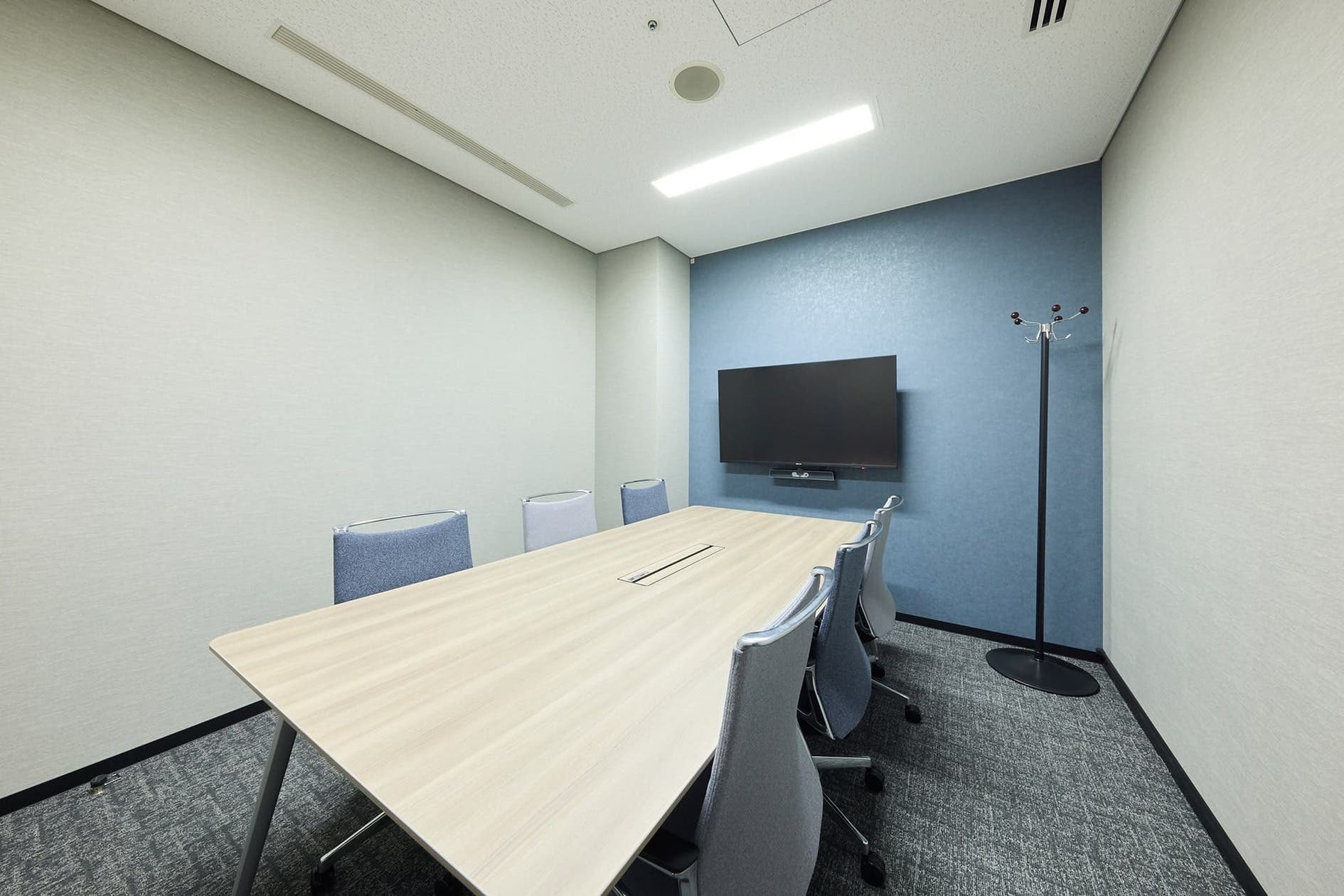 ブリーゼプラザ meeting room B 最大6名収容【JR大阪駅に直結！商談や面談・控室にもおすすめ】の写真2