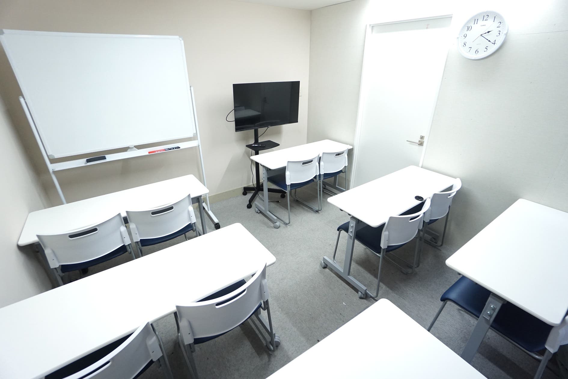 ＜ビズボ会議室赤坂見附駅前＞赤坂見附駅10番出口徒歩1分🚃光回線Wi-Fi📶モニター🖥️会議/商談/ワークショップ/撮影の写真1