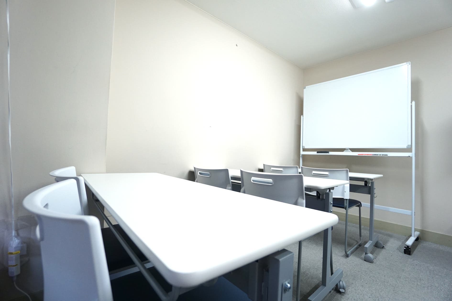 ＜ビズボ会議室赤坂見附駅前＞赤坂見附駅10番出口徒歩1分🚃光回線Wi-Fi📶モニター🖥️会議/商談/ワークショップ/撮影の写真3