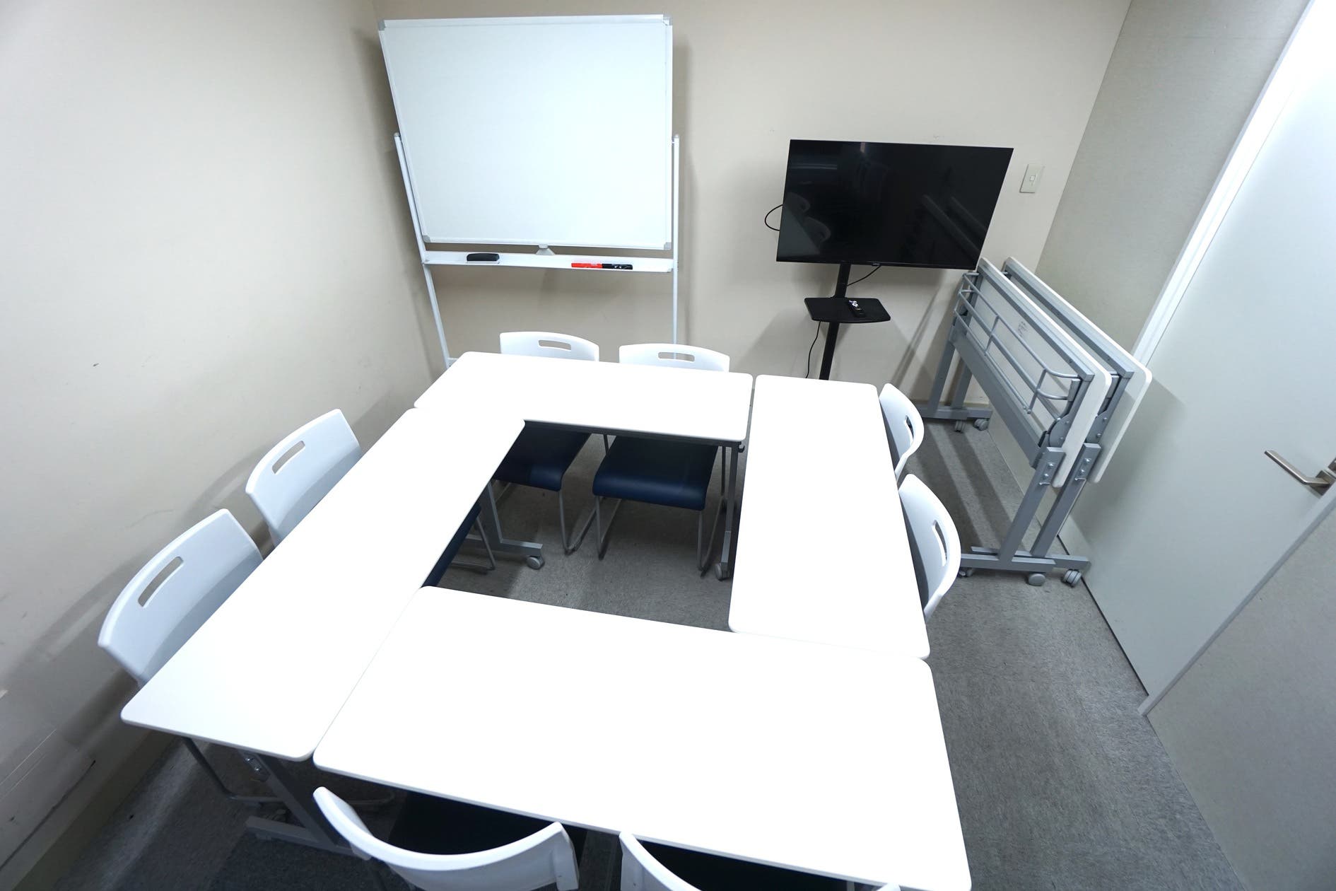 ＜ビズボ会議室赤坂見附駅前＞赤坂見附駅10番出口徒歩1分🚃光回線Wi-Fi📶モニター🖥️会議/商談/ワークショップ/撮影の写真5
