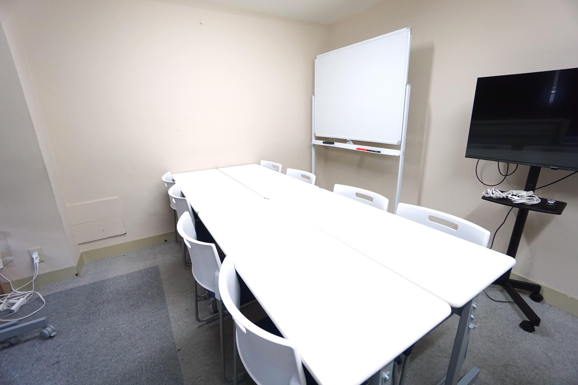 ＜ビズボ会議室赤坂見附駅前＞赤坂見附駅10番出口徒歩1分🚃光回線Wi-Fi📶モニター🖥️会議/商談/ワークショップ/撮影の写真6