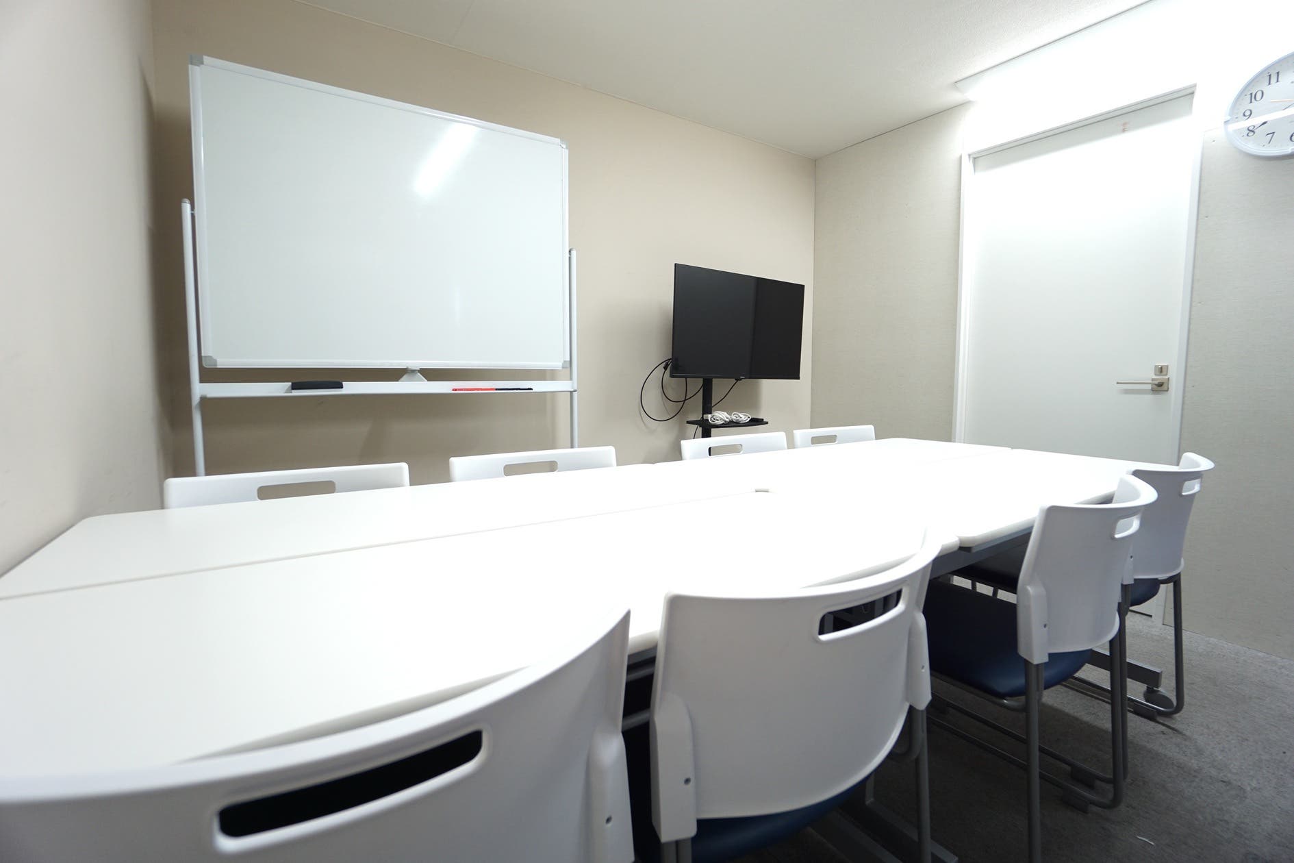 ＜ビズボ会議室赤坂見附駅前＞赤坂見附駅10番出口徒歩1分🚃光回線Wi-Fi📶モニター🖥️会議/商談/ワークショップ/撮影の写真7