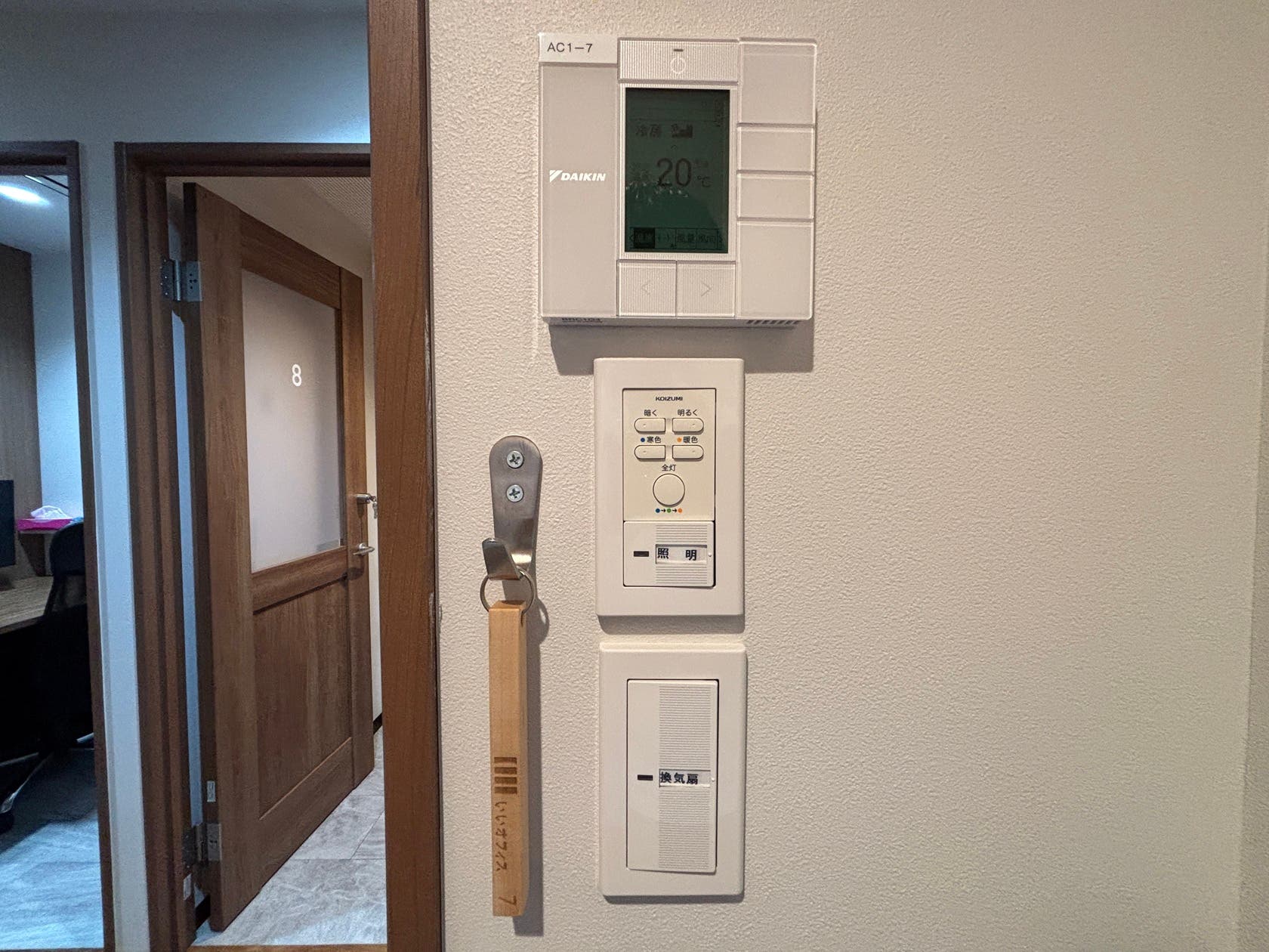 【新橋駅から徒歩1分】モニター・フリードリンク付き1名完全個室（ブース1）※予約時間前は入室不可の写真3