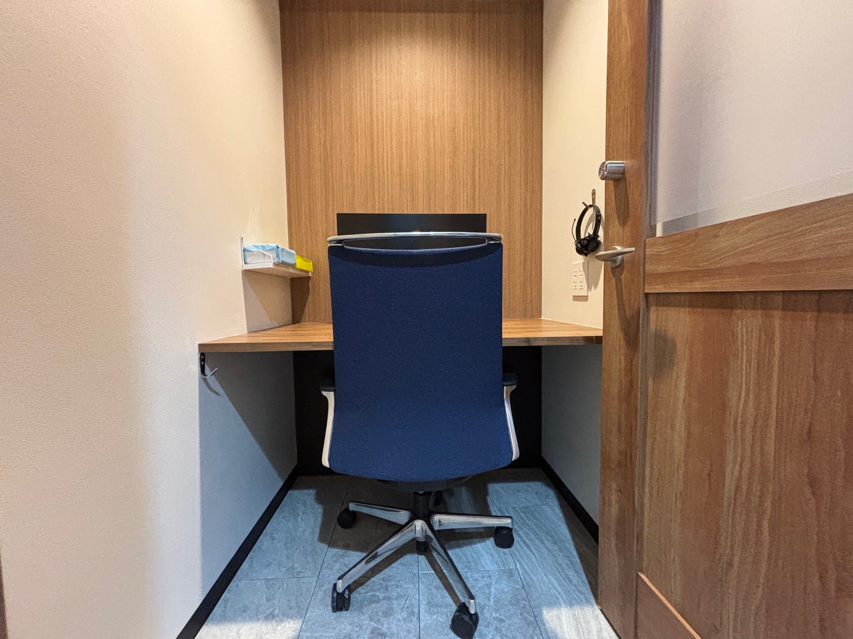 【新橋駅から徒歩1分】モニター・フリードリンク付き1名完全個室（ブース2）※予約時間前は入室不可の写真4