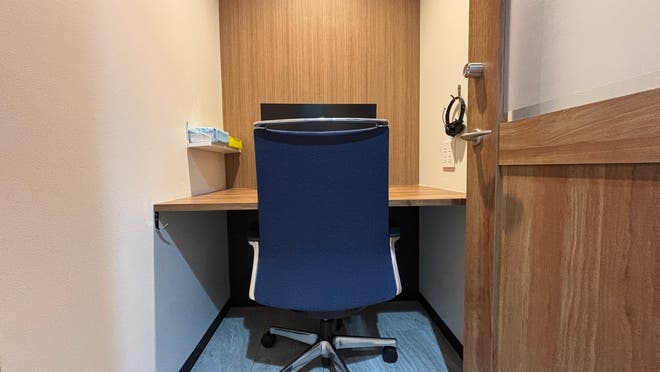 【新橋駅から徒歩1分】モニター・フリードリンク付き1名完全個室(ブース2)※予約時間前は入室不可の写真4